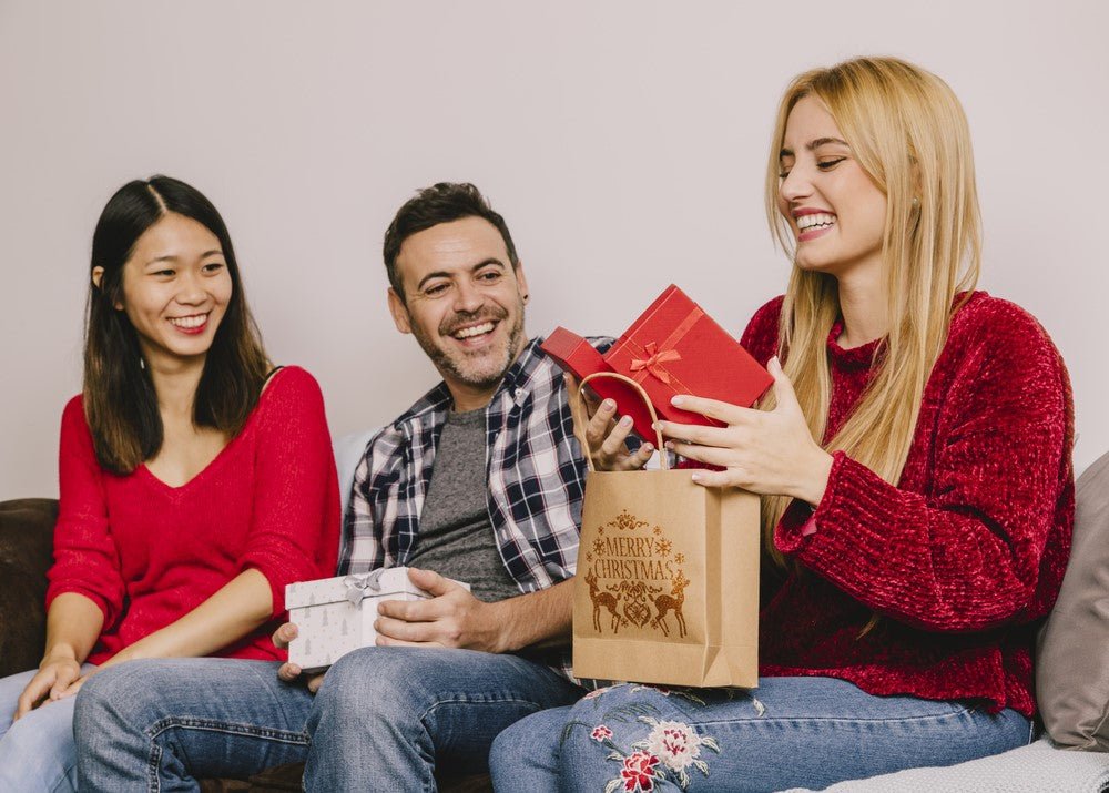 Asal-Usul Tradisi Tukar Kado Natal – Tasty Snack Indonesia