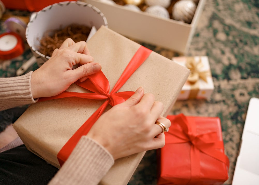 5 Alasan Kenapa Memberi Custom Gift Lebih Istimewa – Tasty Snack Indonesia